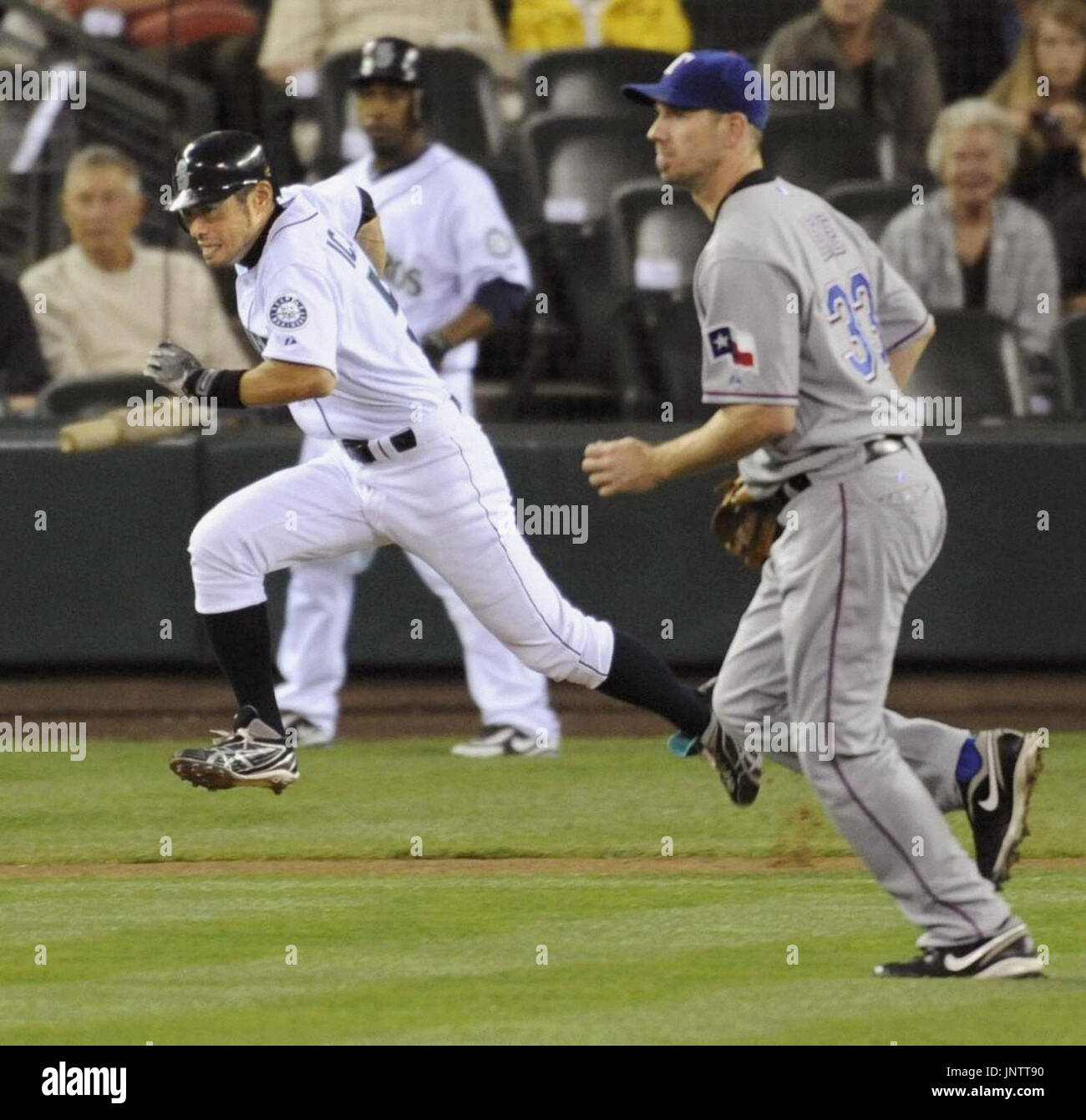 SEATTLE, United States - The Seattle Mariners' Ichiro Suzuki runs to ...