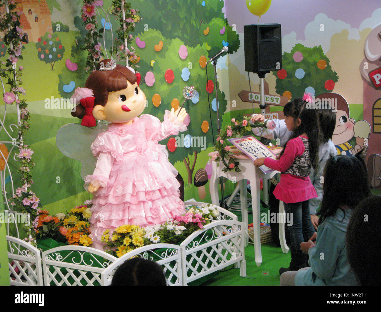 TOKYO, Japan - A high-tech ''Peko-chan'' robot answers a girl's ...