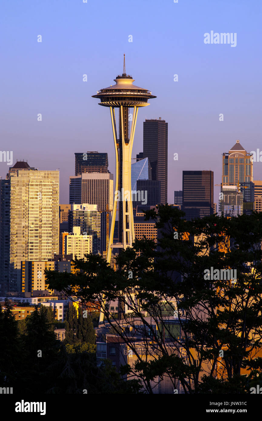 Space needle downtown office buildings hi-res stock photography and ...
