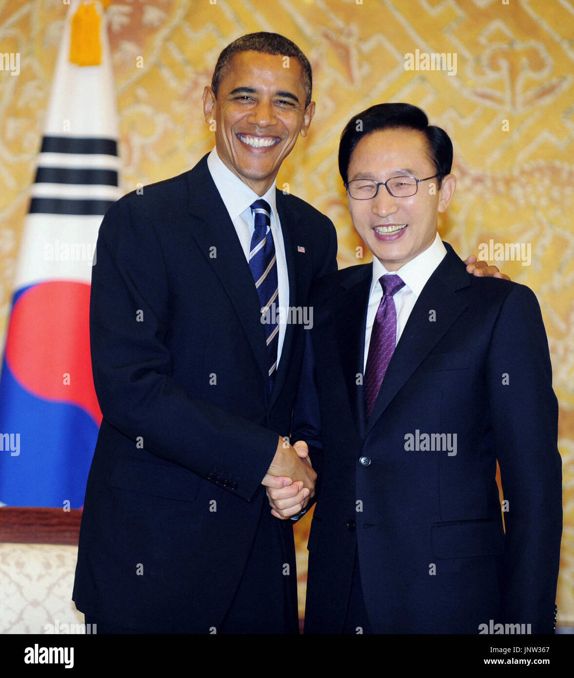 SEOUL, South Korea - U.S. President Barack Obama (L) and South Korean ...