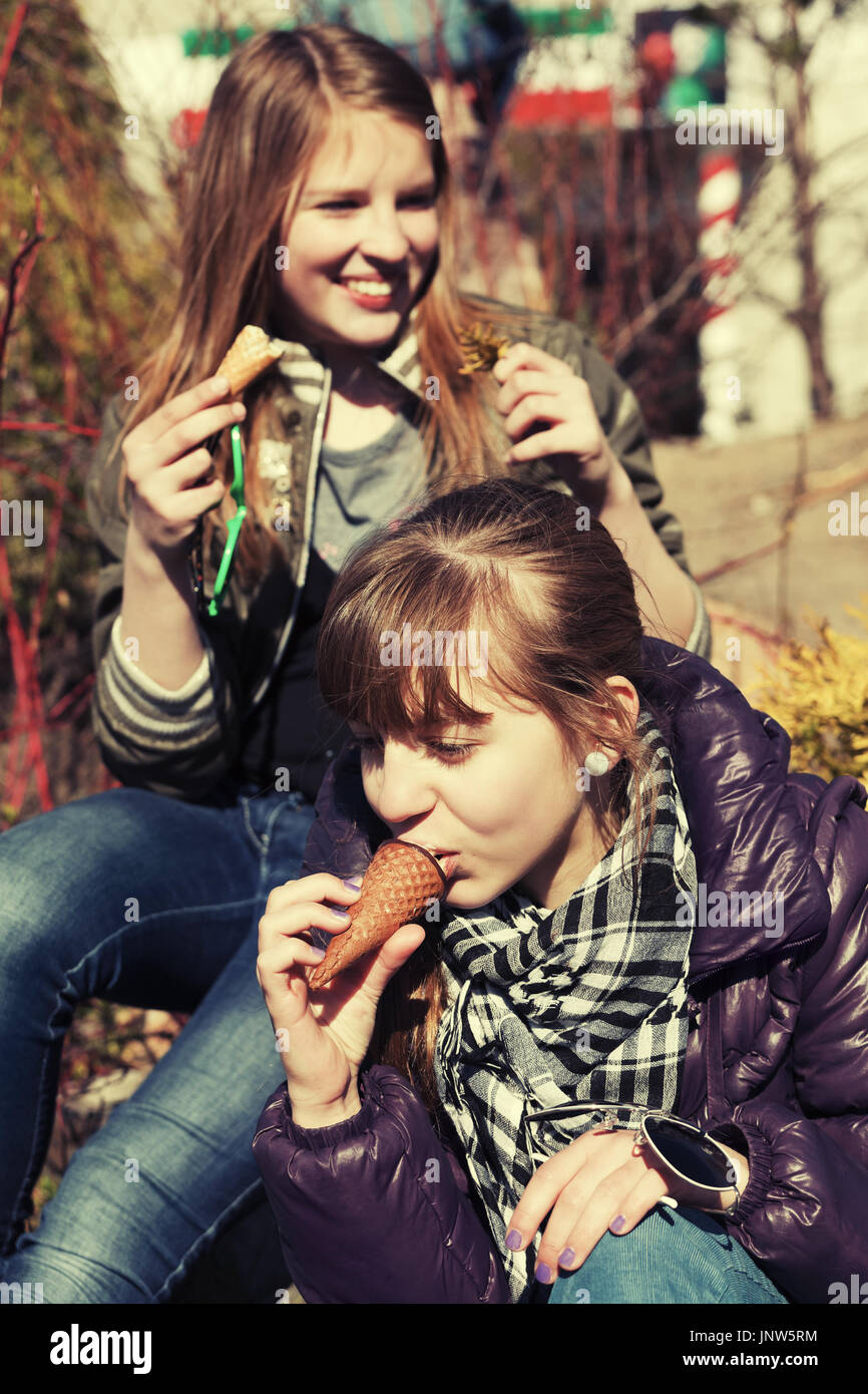 Group kids eat ice cream hi-res stock photography and images - Alamy