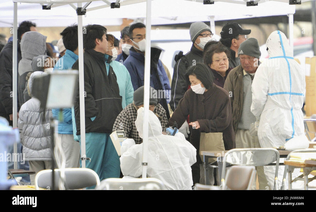 KORIYAMA, Japan - Local residents evacuating from areas near quake-hit ...