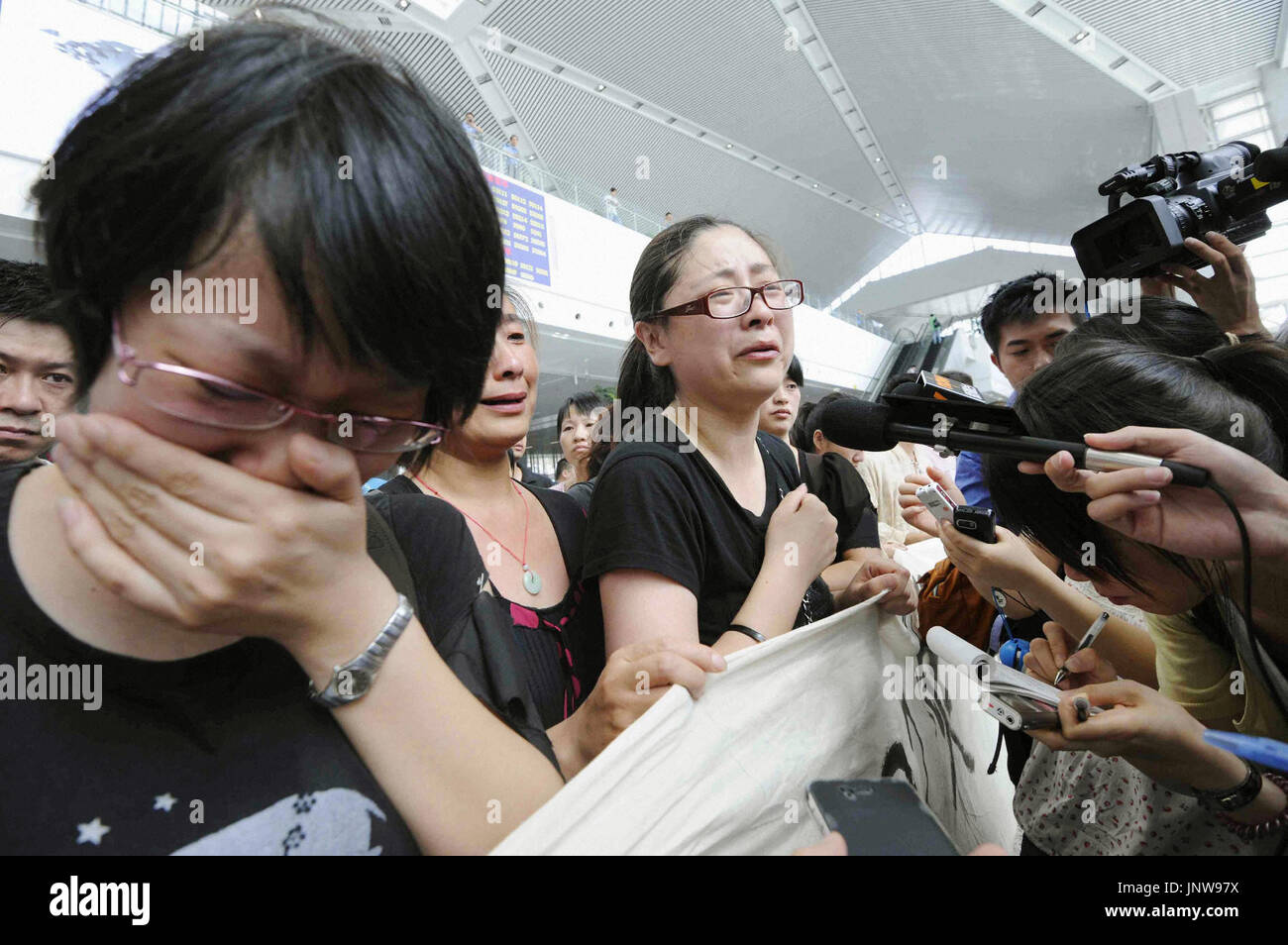 WENZHOU, China - Relatives of the victims of a fatal bullet train ...
