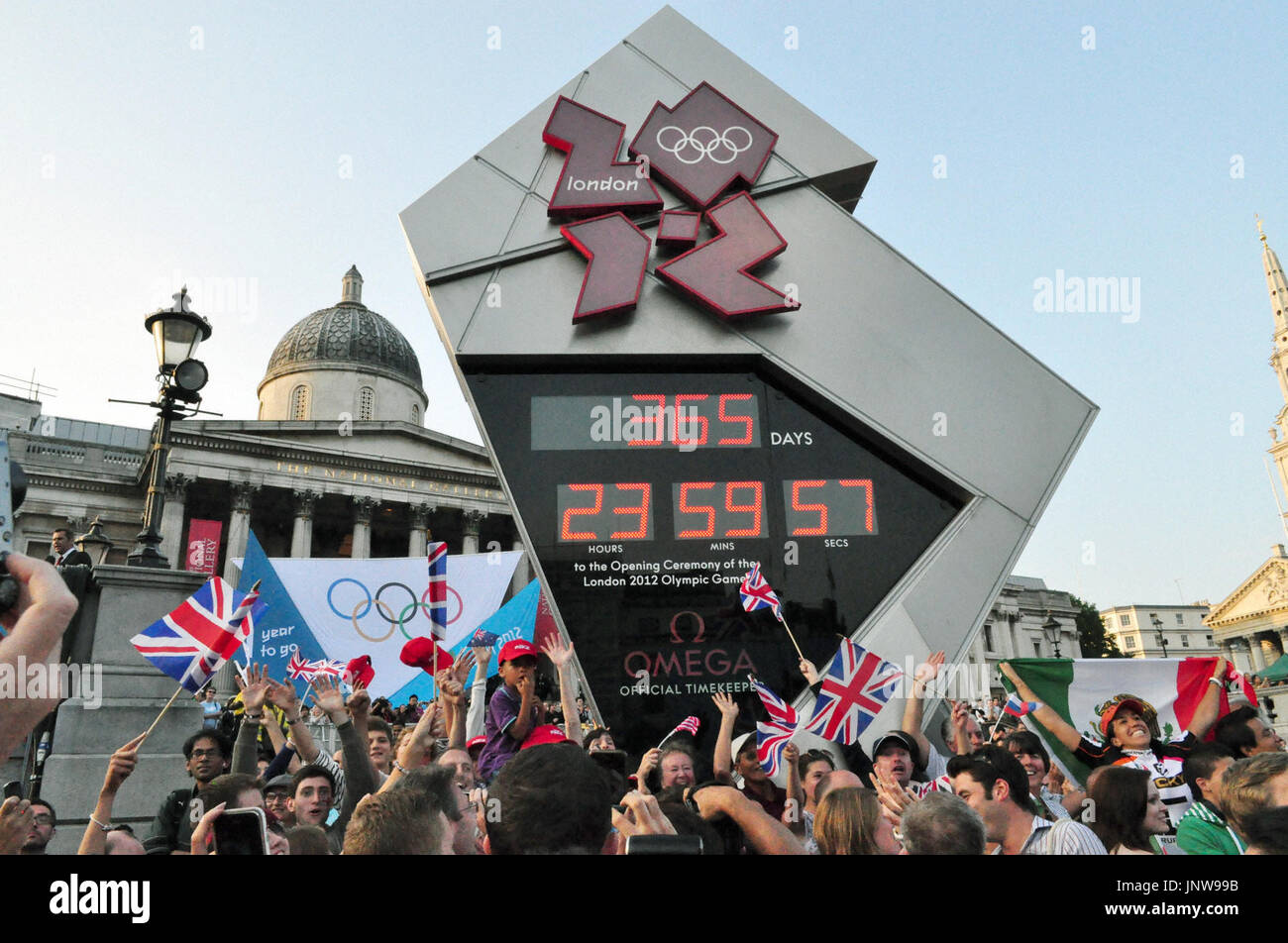 LONDON, Britain - A countdown board shows ''365'' in Trafalgar Square ...