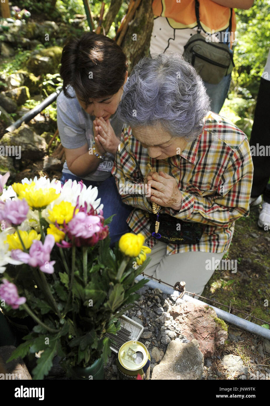 UENO, Japan - Relatives of victims of the 1985 Japan Airlines jumbo jet ...