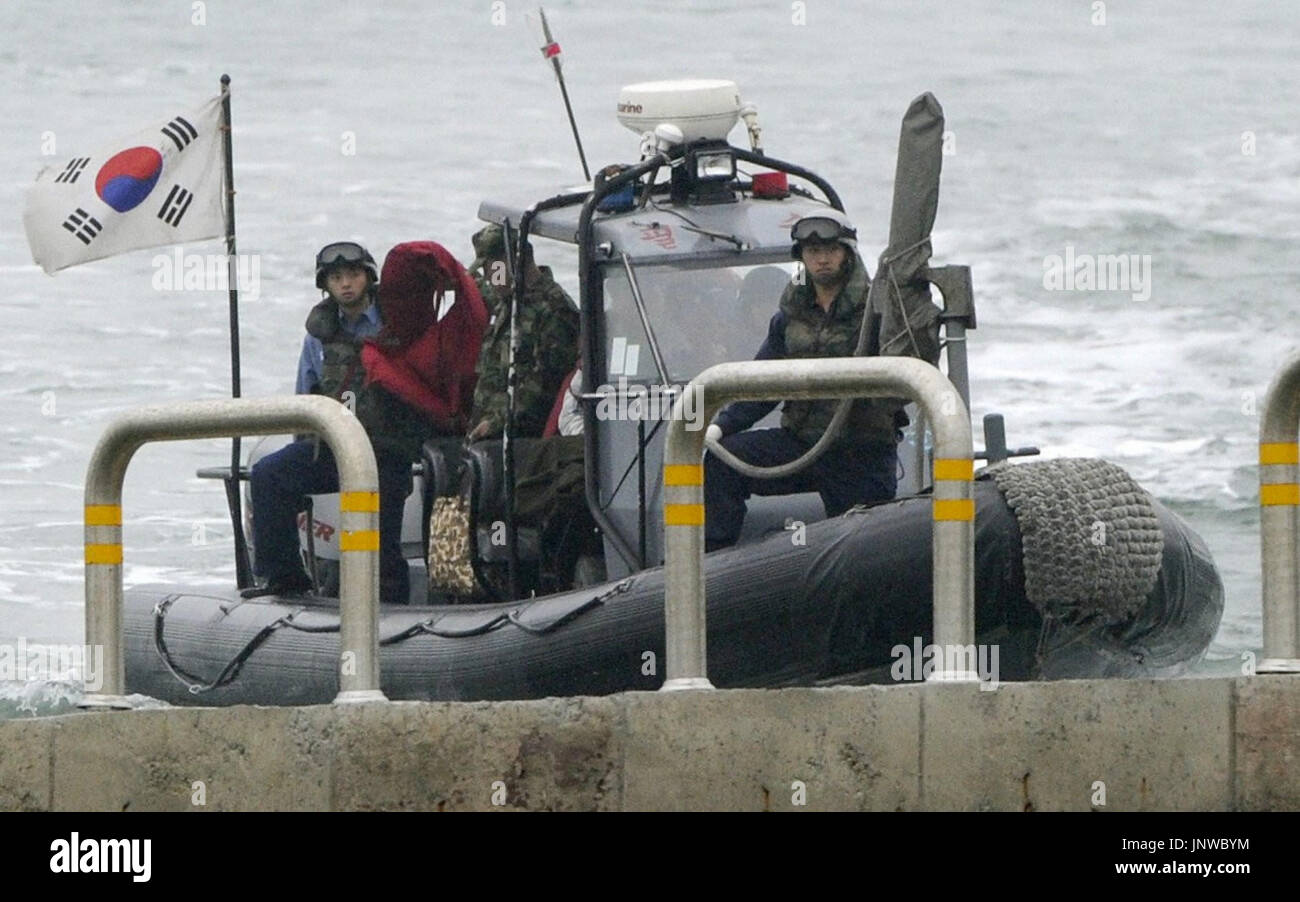YEONPYEONG ISLAND, South Korea - A boat carrying South Korean soldiers ...
