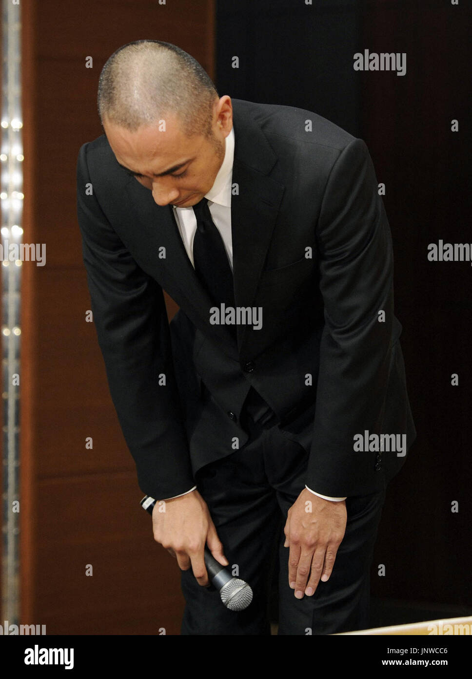 TOKYO, Japan - Kabuki star Ichikawa Ebizo bows in apology at a press ...