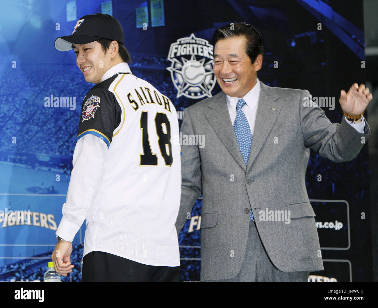 SAPPORO, Japan - Nippon Ham Fighters manager Masataka Nashida (R ...