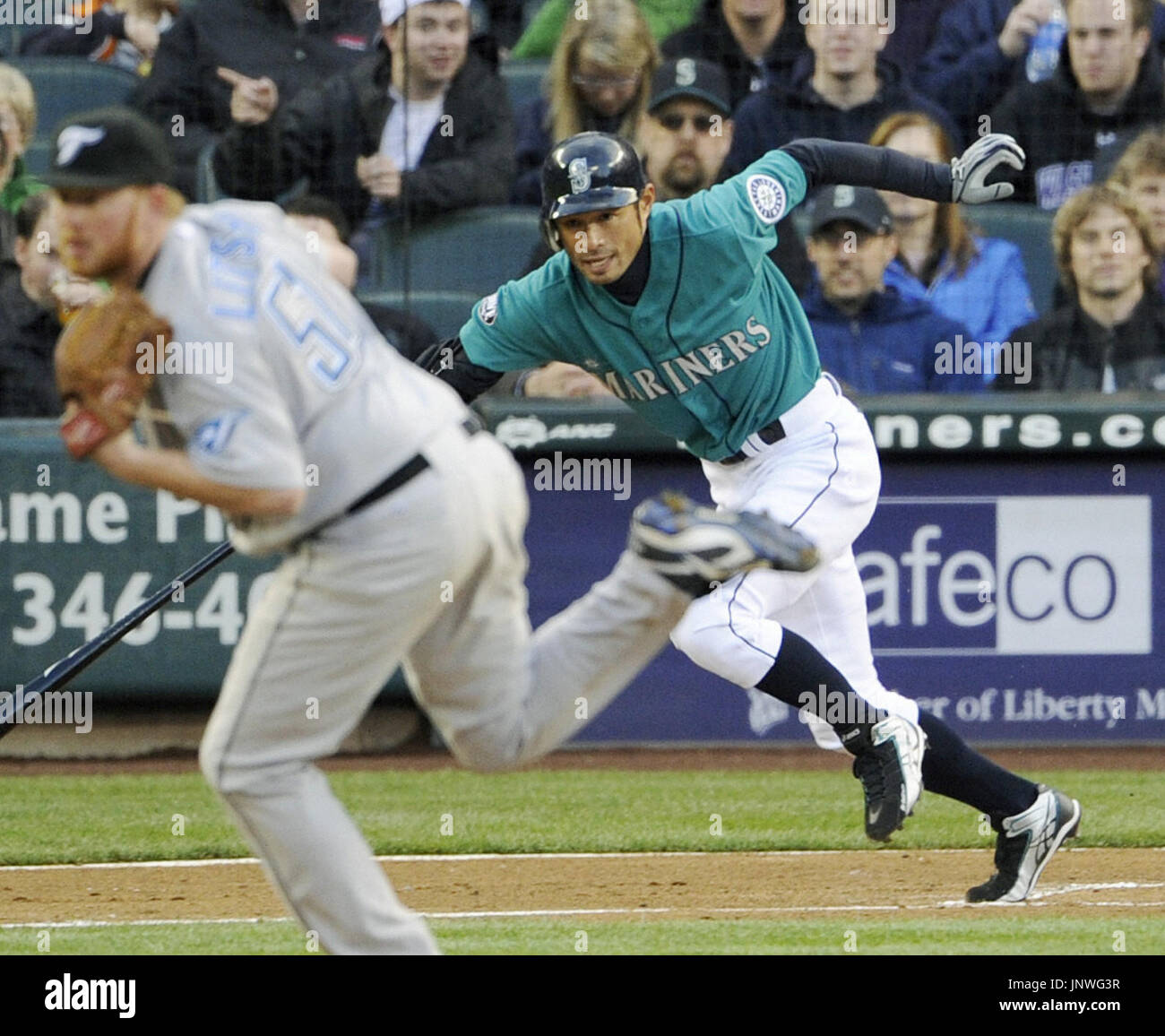 SEATTLE, United States - The Seattle Mariners' Ichiro Suzuki runs to ...