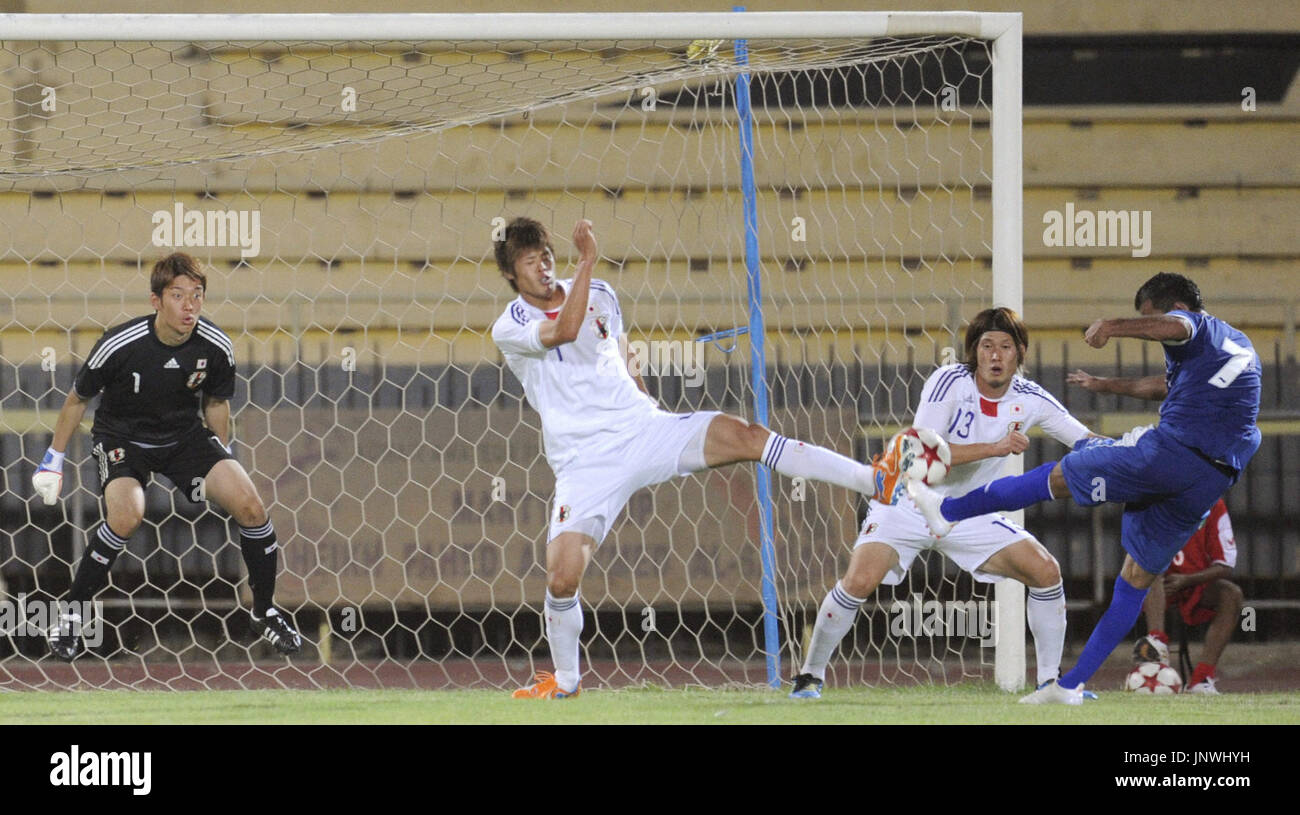 KUWAIT CITY, Kuwait - Kuwait's Hamad Aman (R) scores in the second half ...