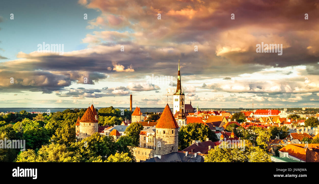 Medieval roofs hi-res stock photography and images - Alamy