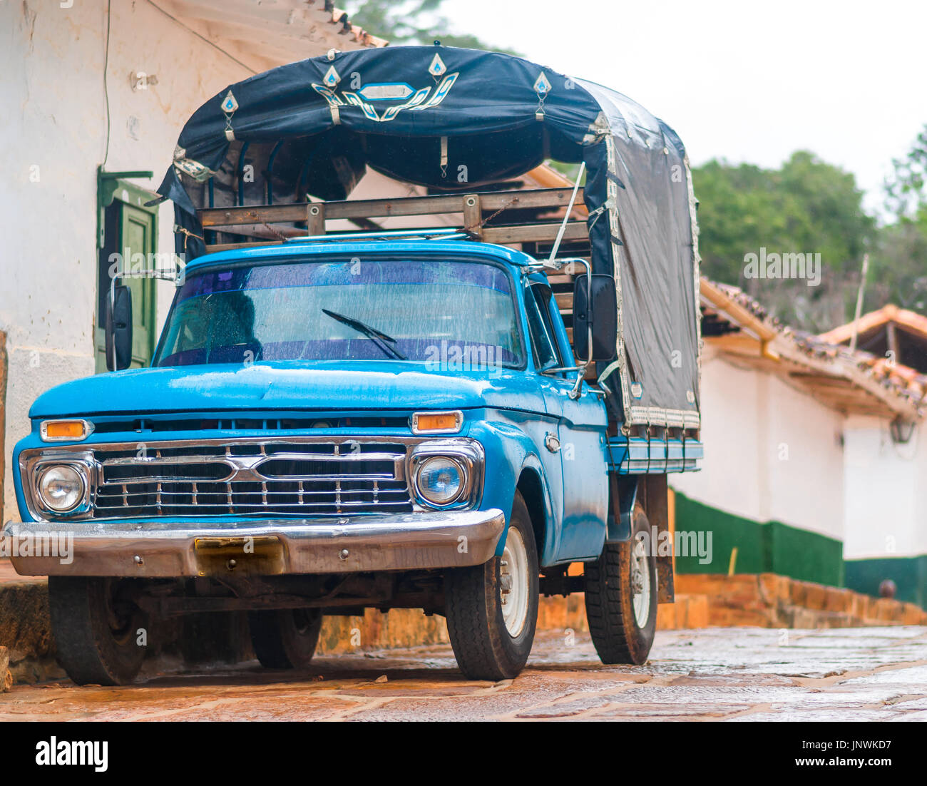 View on old car in Barichara - Colombia Stock Photo - Alamy