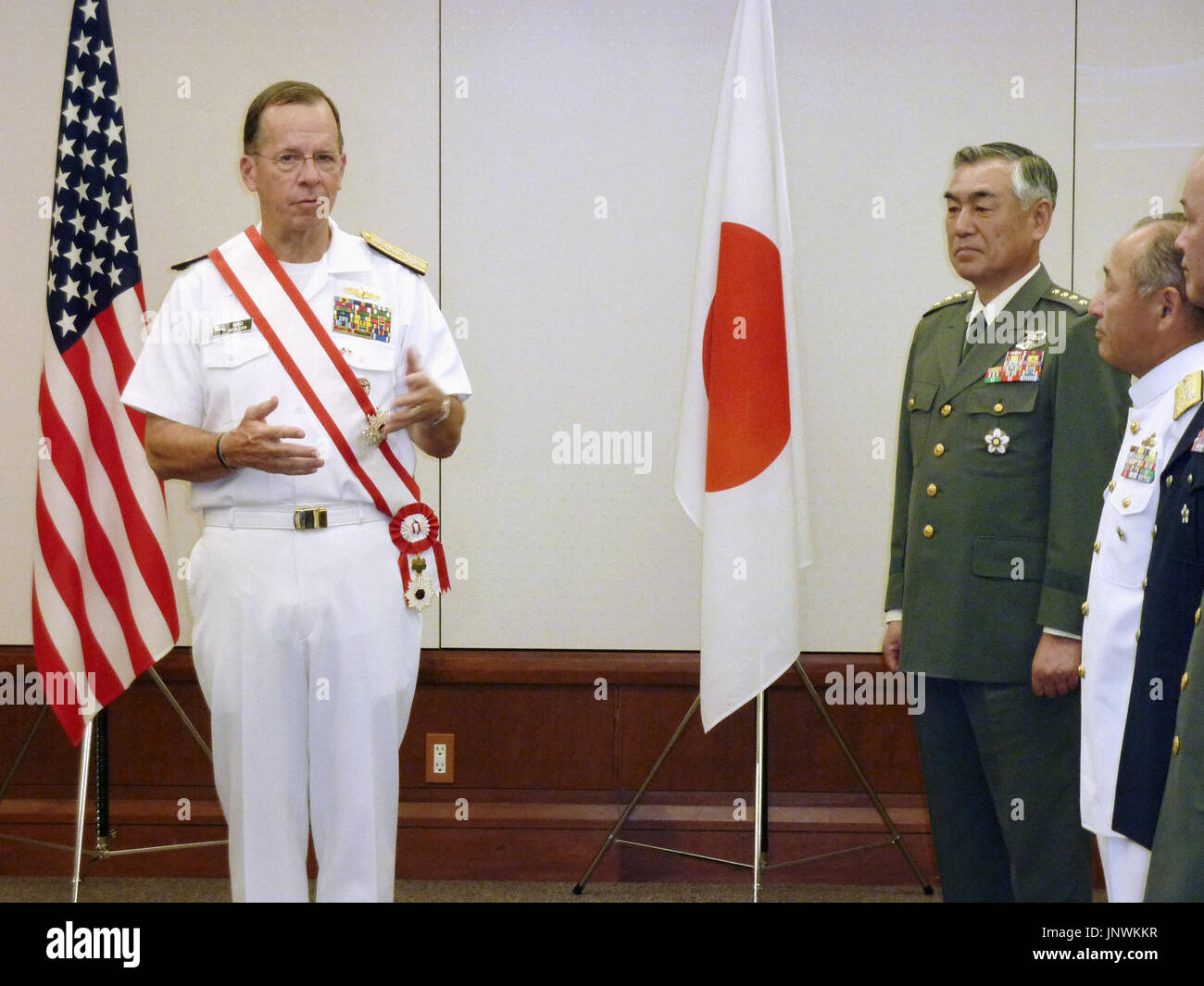TOKYO, Japan - Adm. Michael Mullen (L), chairman of the U.S. Joint ...