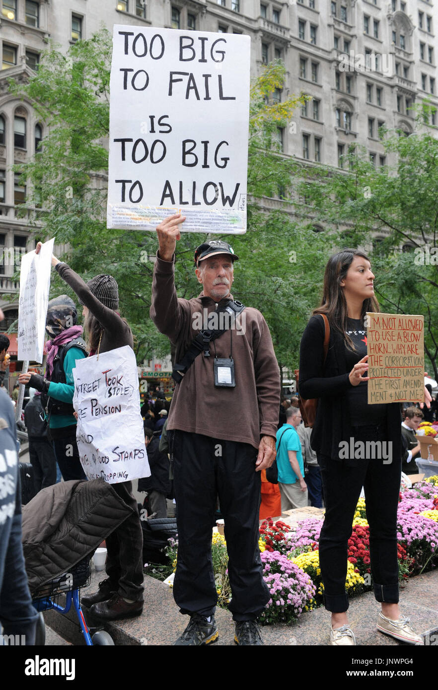 NEW YORK, United States - Protesters hold up placards with messages ...