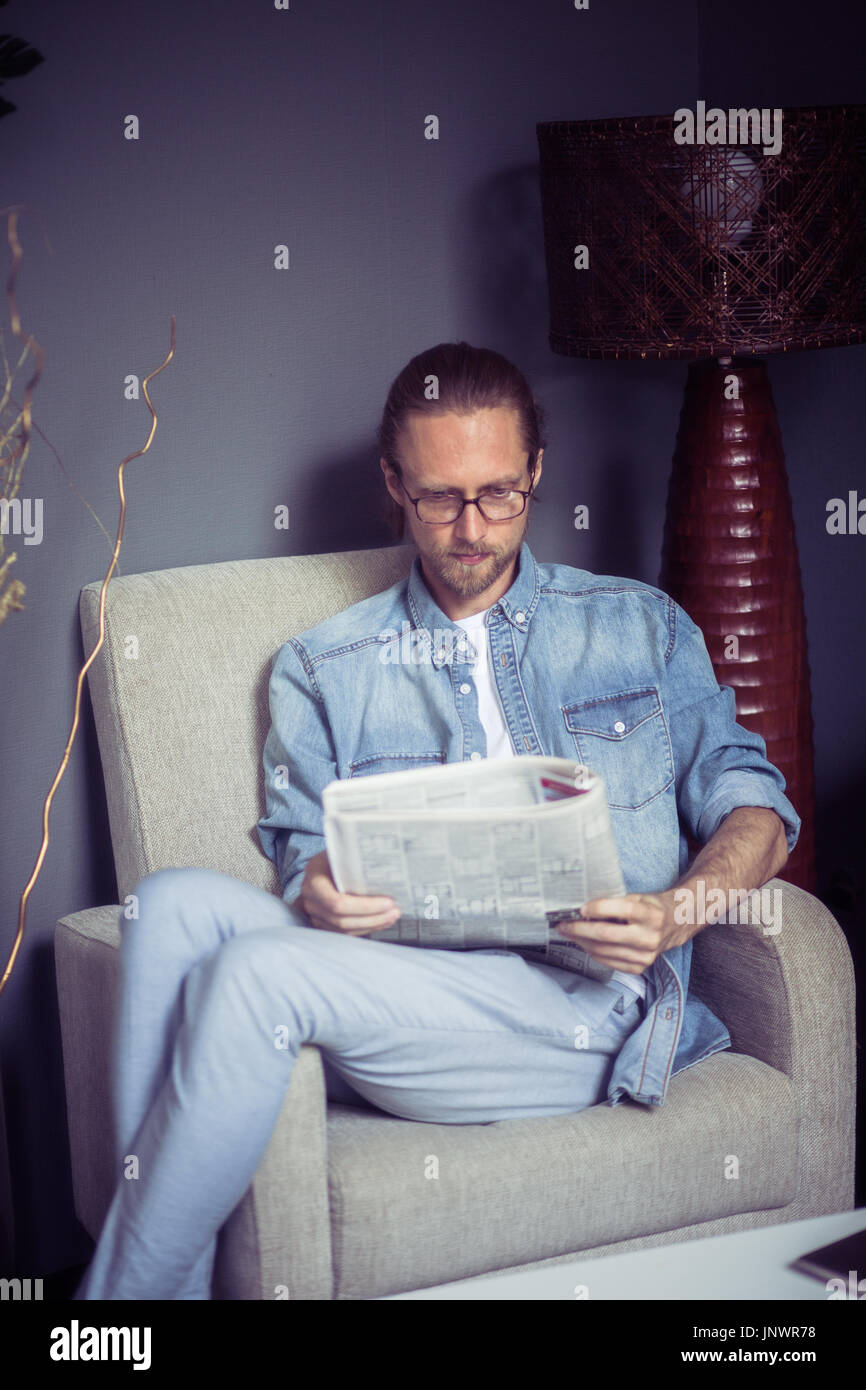 Using man newspaper hi-res stock photography and images - Alamy