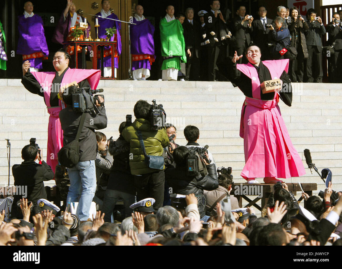 NARITA, Japan - Estonian ozeki Baruto (R) and sekiwake Kisenosato ...