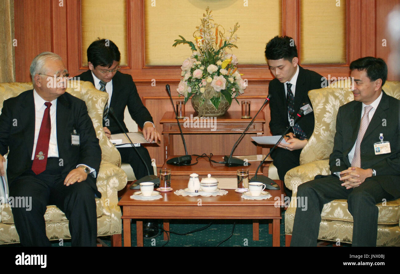 BANGKOK, Thailand - Hiromasa Yonekura (L), head of Japan's largest ...