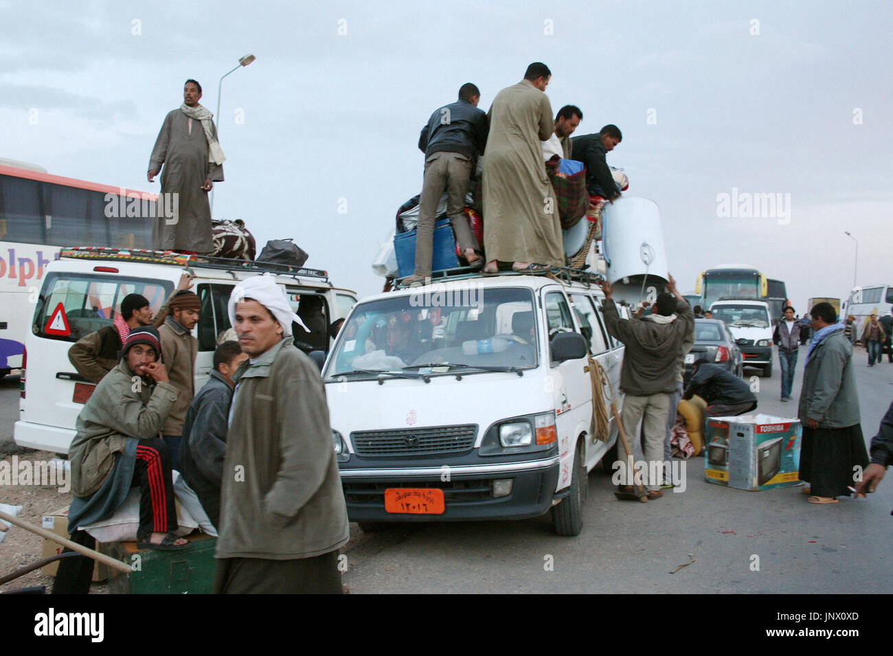 SALLOUM, Egypt - Egyptians who fled Libya load their belongings onto a ...