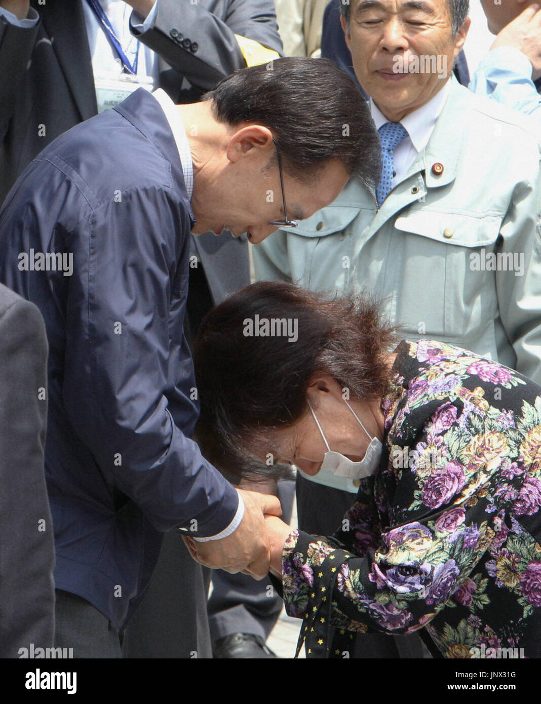 TOKYO, Japan - South Korean President Lee Myung Bak (L) offers words of ...