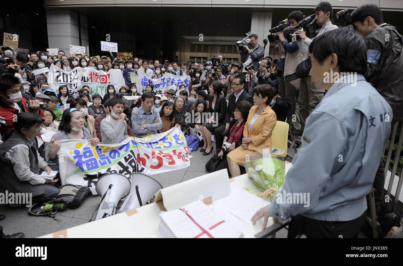 TOKYO, Japan - Parents from Fukushima Prefecture protest the Japanese ...