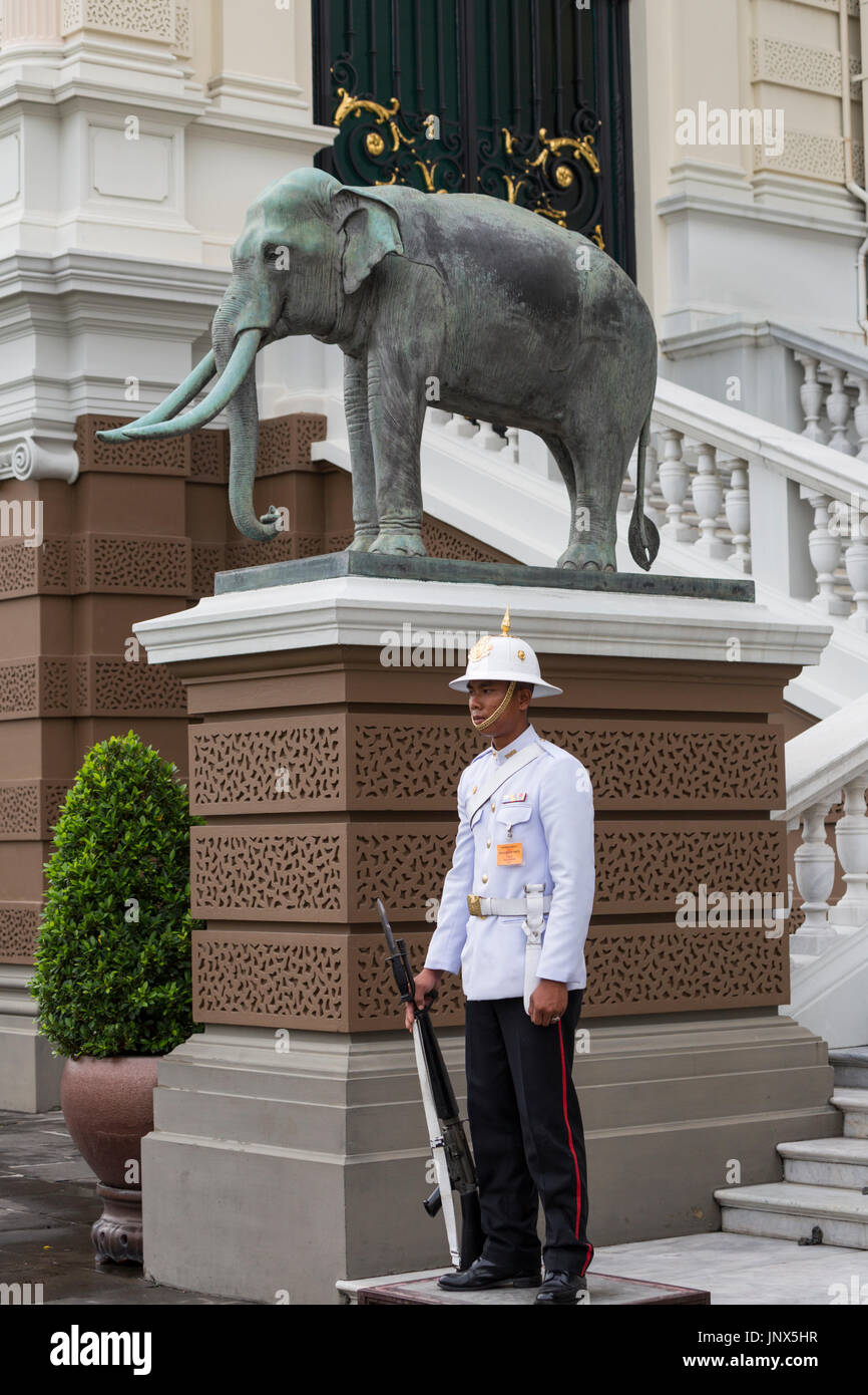 Palace guard on duty at the grand palace in bangkok hi-res stock ...