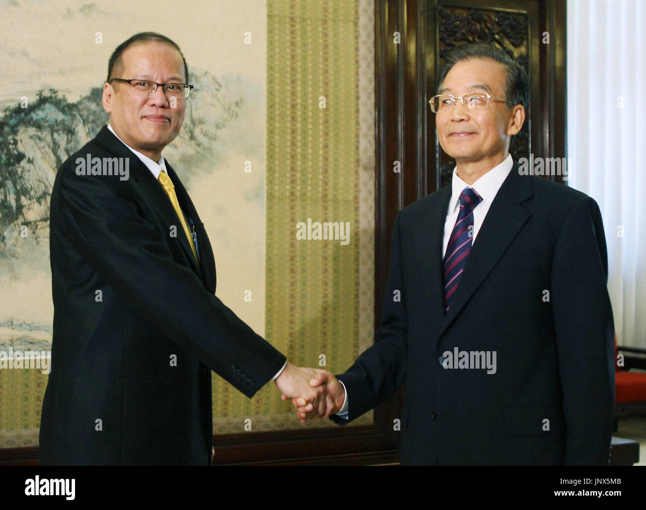 BEIJING, China - Philippine President Benigno Aquino (L) and Chinese ...