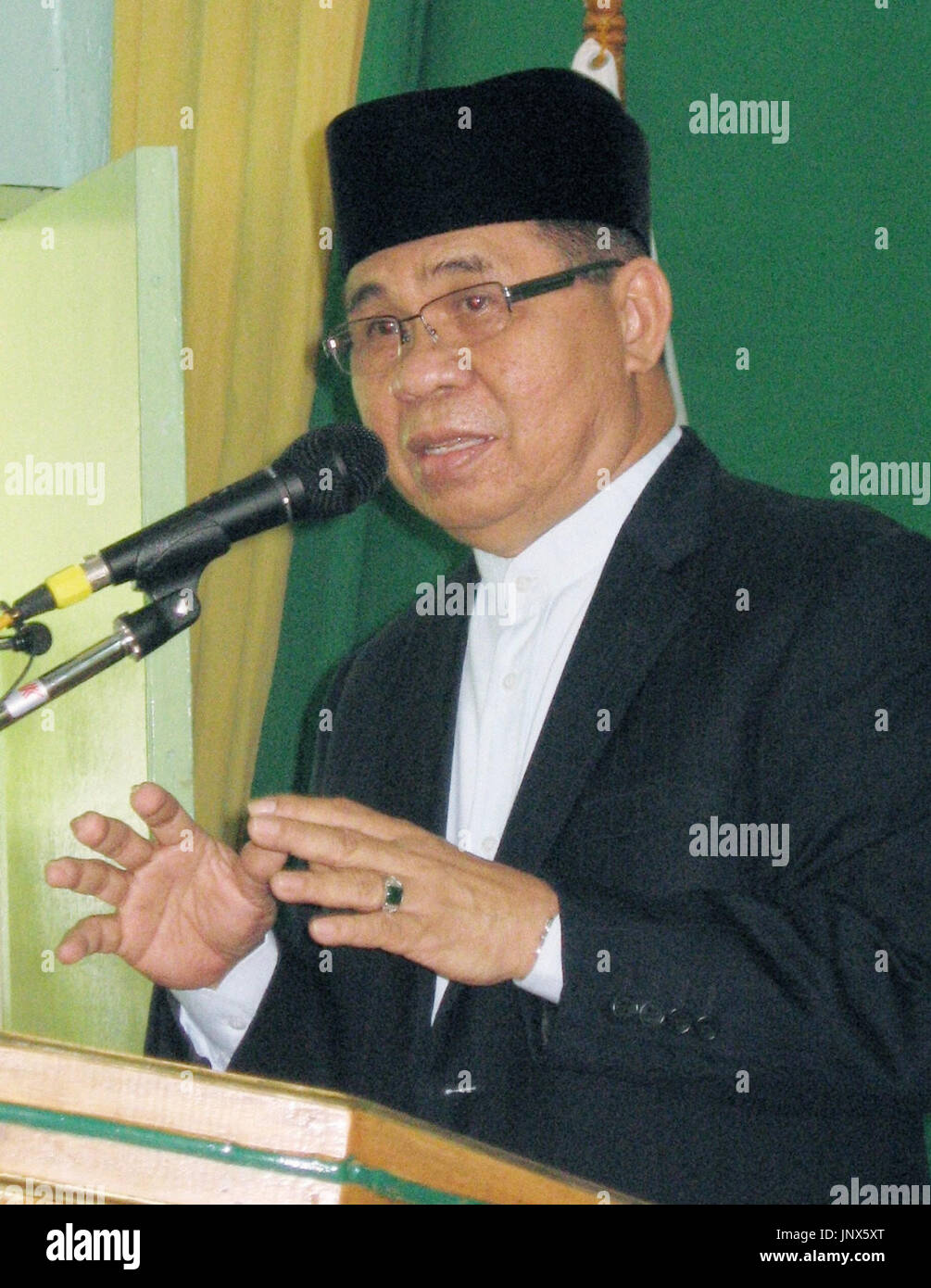 MANILA, Philippines - Al Haj Murad Ebrahim, chairman of the 11,000 ...