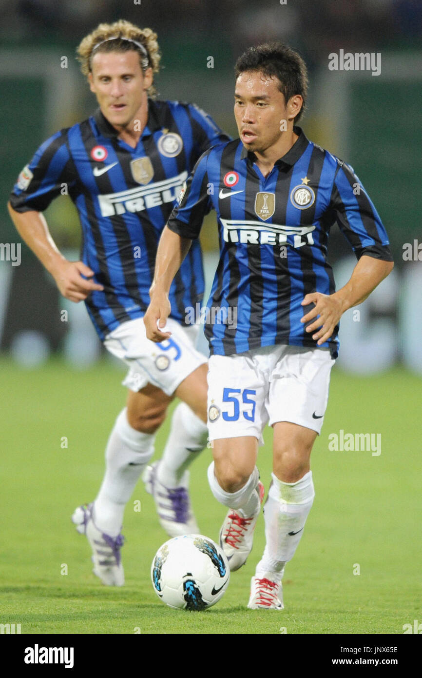 PALERMO, Italy - Inter Milan's Yuto Nagatomo of Japan (R) and striker ...
