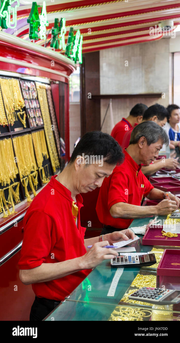 Interior of goldsmith shop in the yaowarat road in chinatown hi-res stock photography and images ...