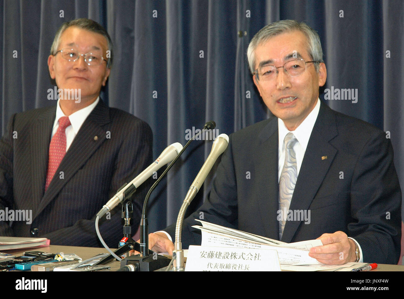 TOKYO, Japan - Hazama Corp. President Toshio Ono (L) and Ando Corp ...