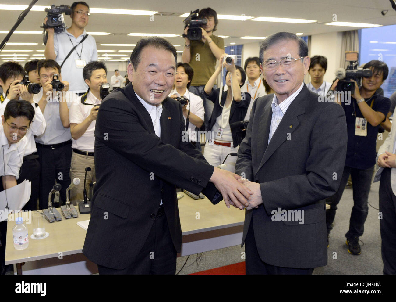 TOKYO, Japan - Yamada Denki Co. Chairman Noboru Yamada (R) and Best ...