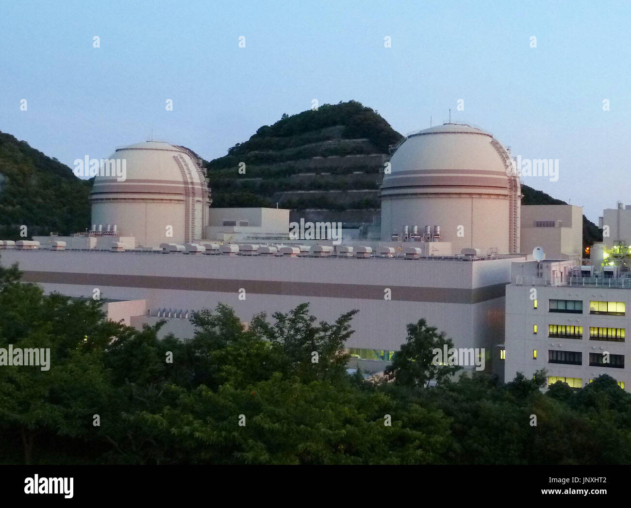 OI, Japan - Photo shows the No. 4 reactor (L) of the Oi nuclear power ...