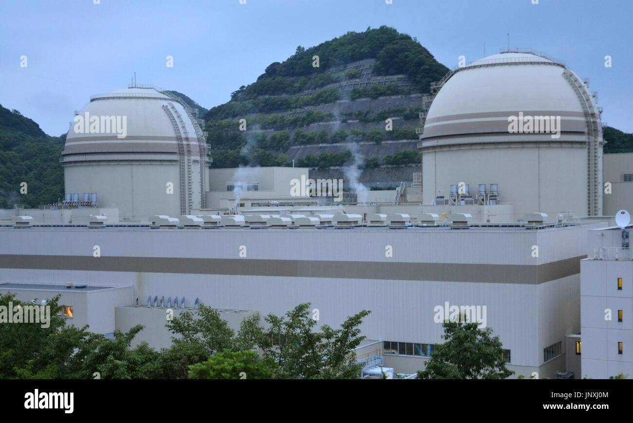 OI, Japan - Photo shows the No. 4 reactor (L) at the Oi nuclear power ...