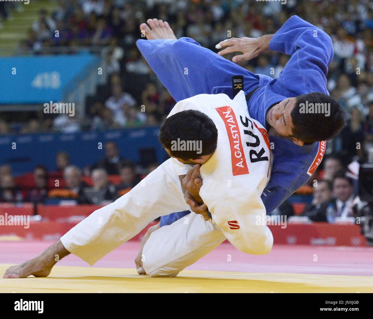 LONDON, Britain - Arsen Galstyan of Russia (L) throws Japan's Hiroaki Hiraoka (R) to the mat ...