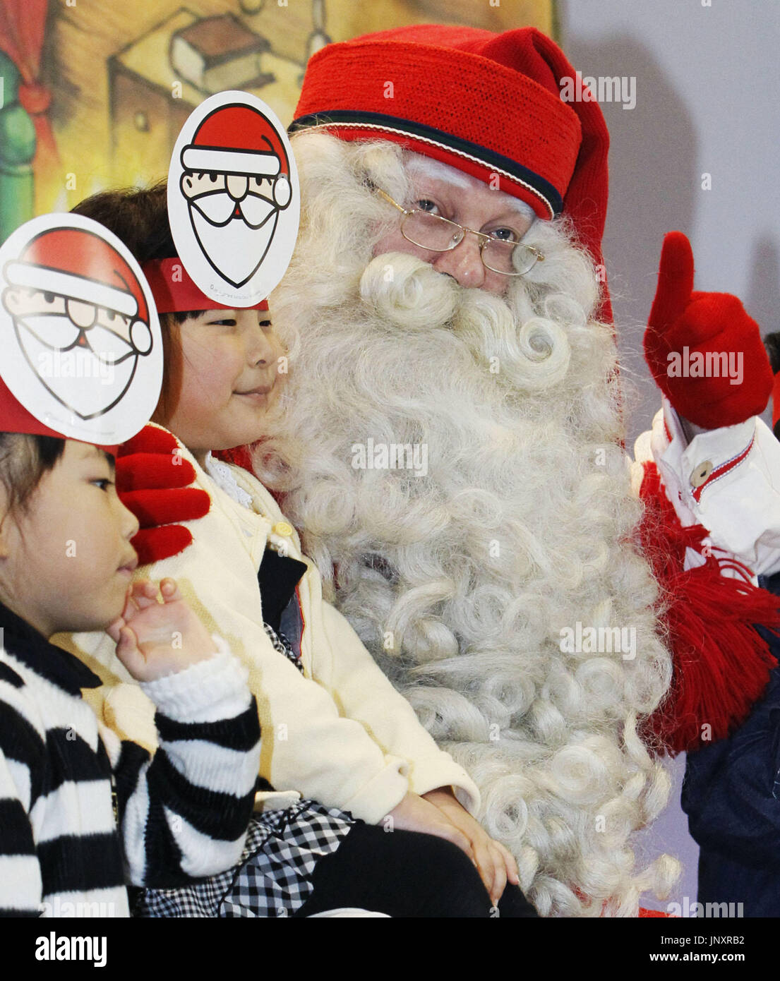 NARITA, Japan - Santa Claus meets Japanese children at Narita airport ...