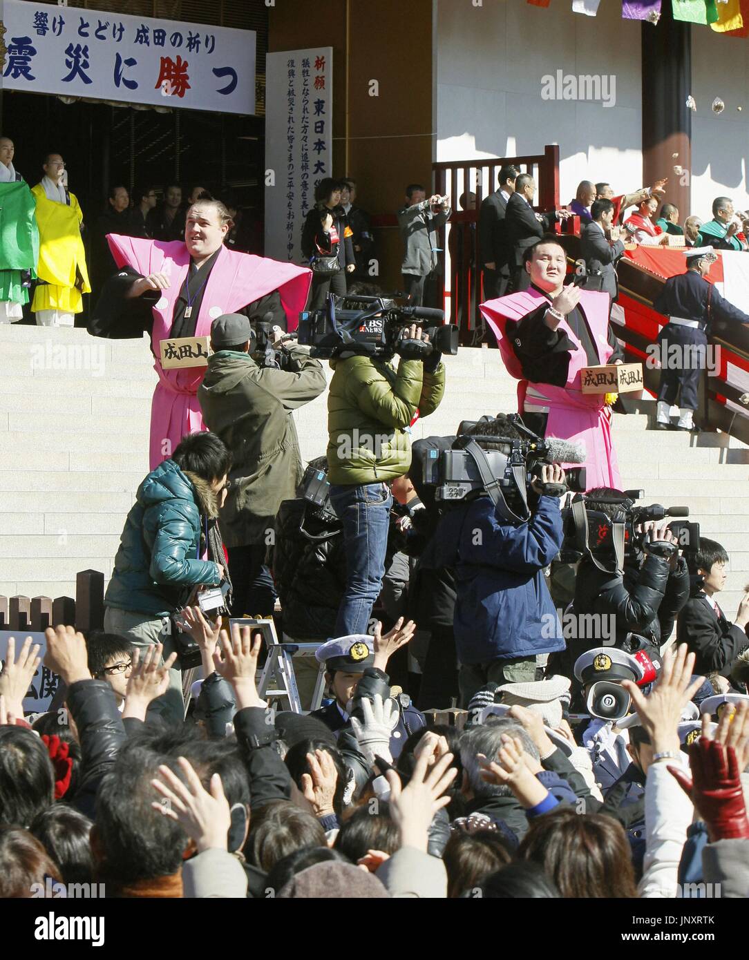 NARITA, Japan - Mongolian grand champion Hakuho (R) and Estonian ozeki ...