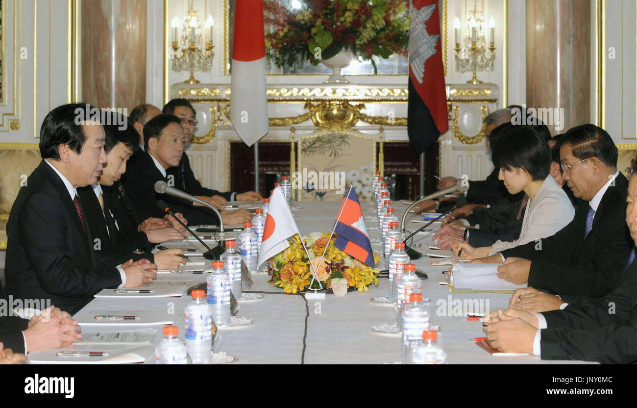 TOKYO, Japan - Japanese Prime Minister Yoshihiko Noda (L) and Myanmar ...