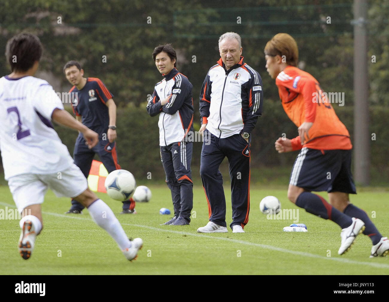 CHIBA, Japan - Japan soccer coach Alberto Zaccheroni (C, R) looks on ...