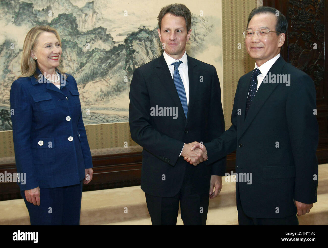 BEIJING, China - Chinese Premier Wen Jiabao (R) and U.S. Treasury ...