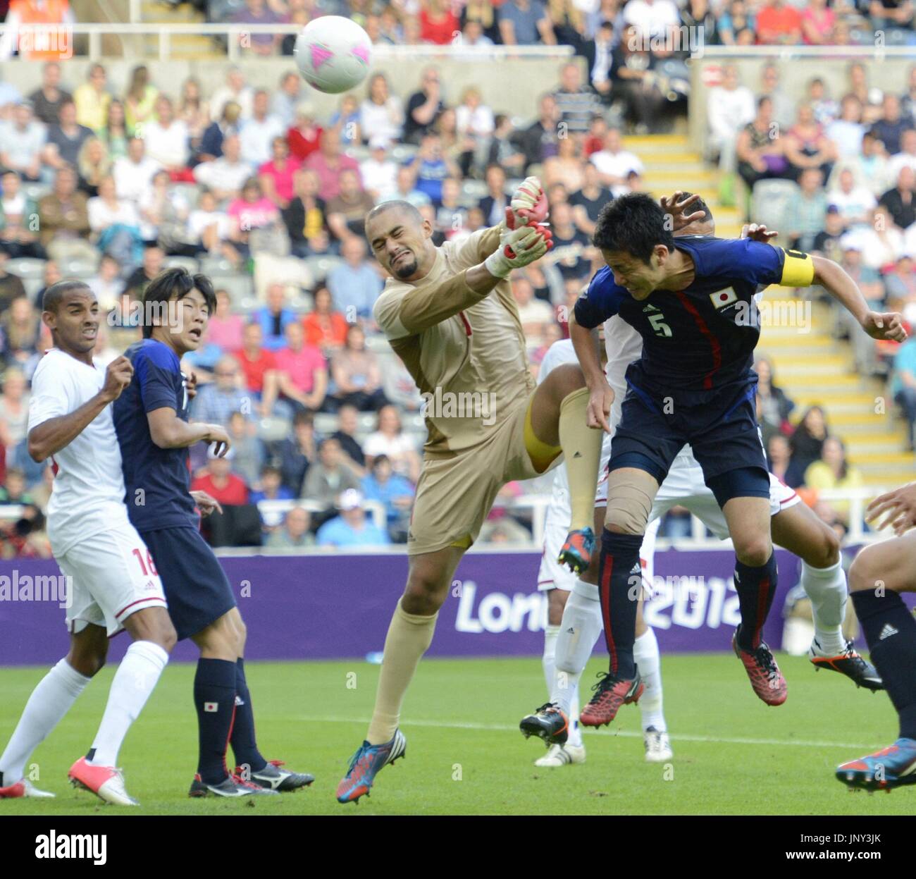 NEWCASTLE, Britain - Japan's Maya Yoshida (R) heads the ball in the ...