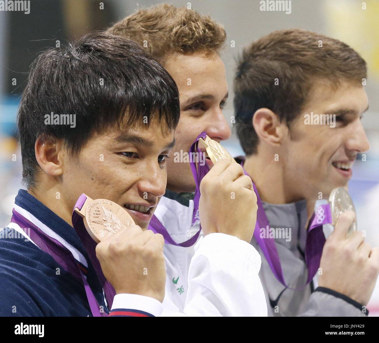 LONDON, Britain - Japanese bronze medalist Takeshi Matsuda (L ...