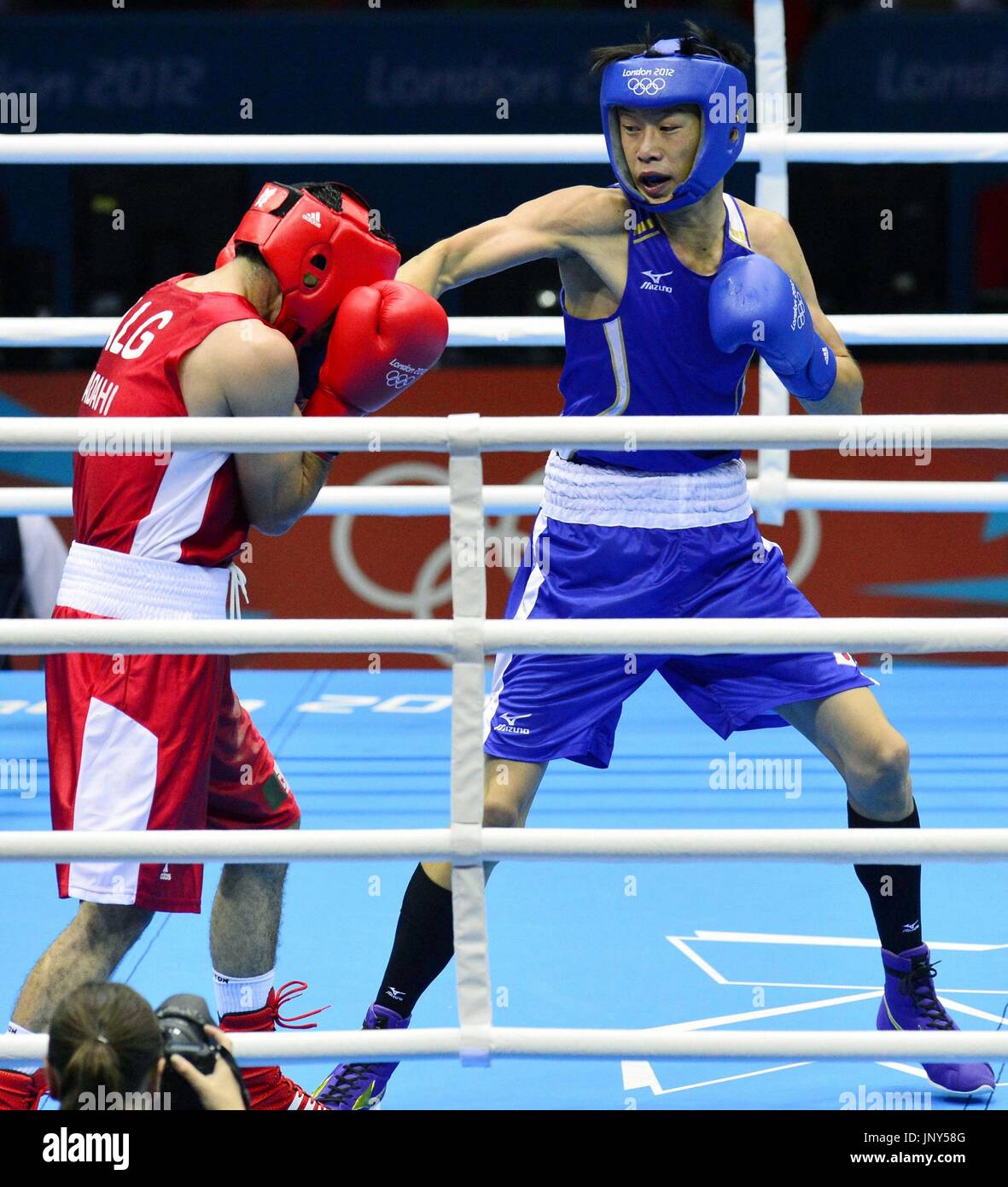 LONDON, Britain - Japan's Satoshi Shimizu (R) punches Algeria's Mohamed ...