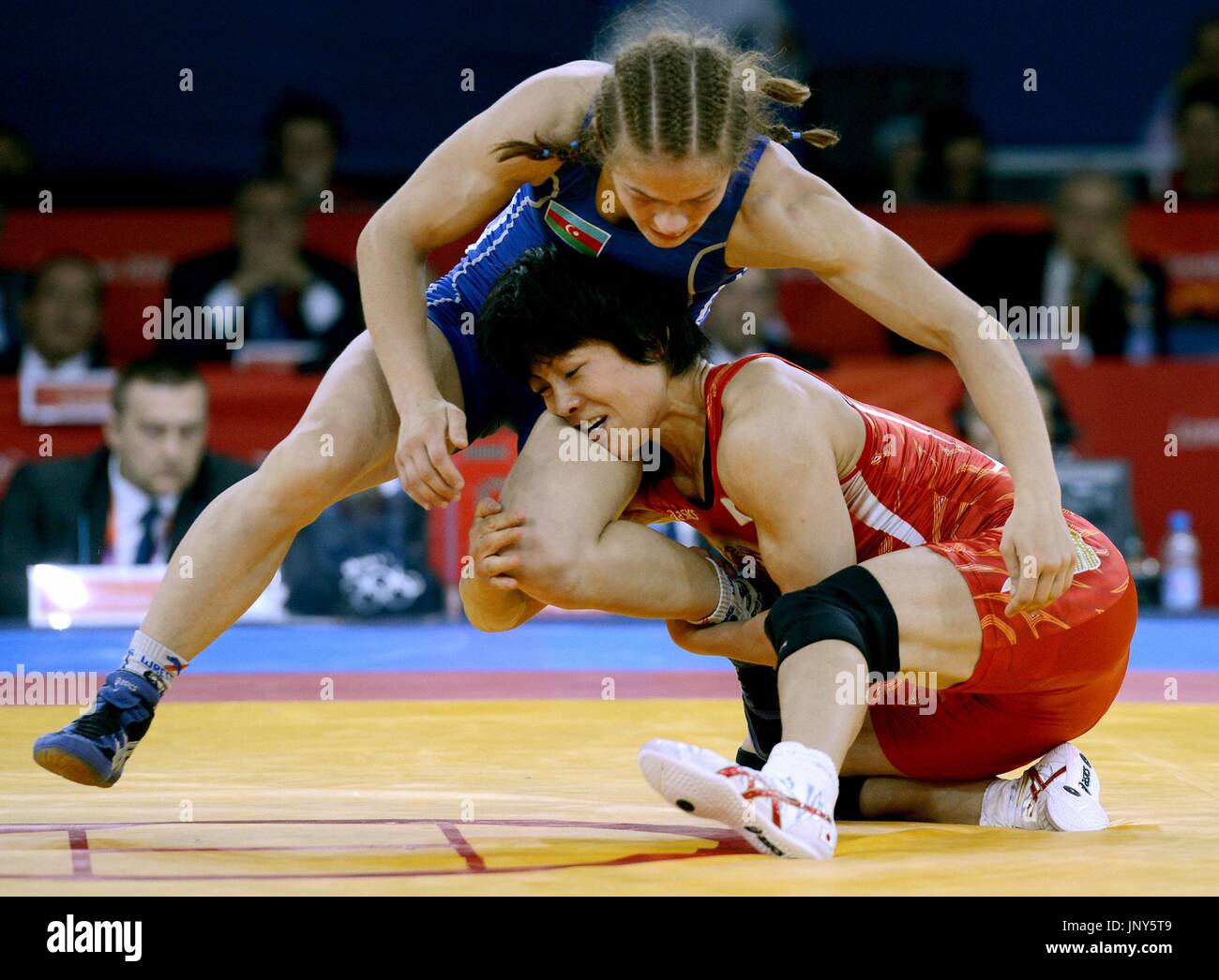 LONDON, Britain - Japan's Hitomi Obara (lower) takes on Azerbaijan's ...