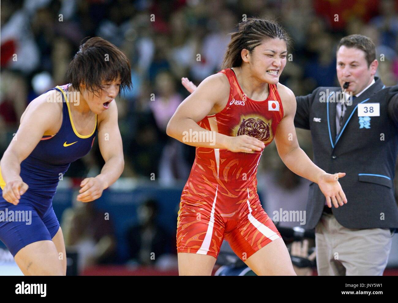 LONDON, Britain - Japan's Kaori Icho (C) celebrates after beating China ...
