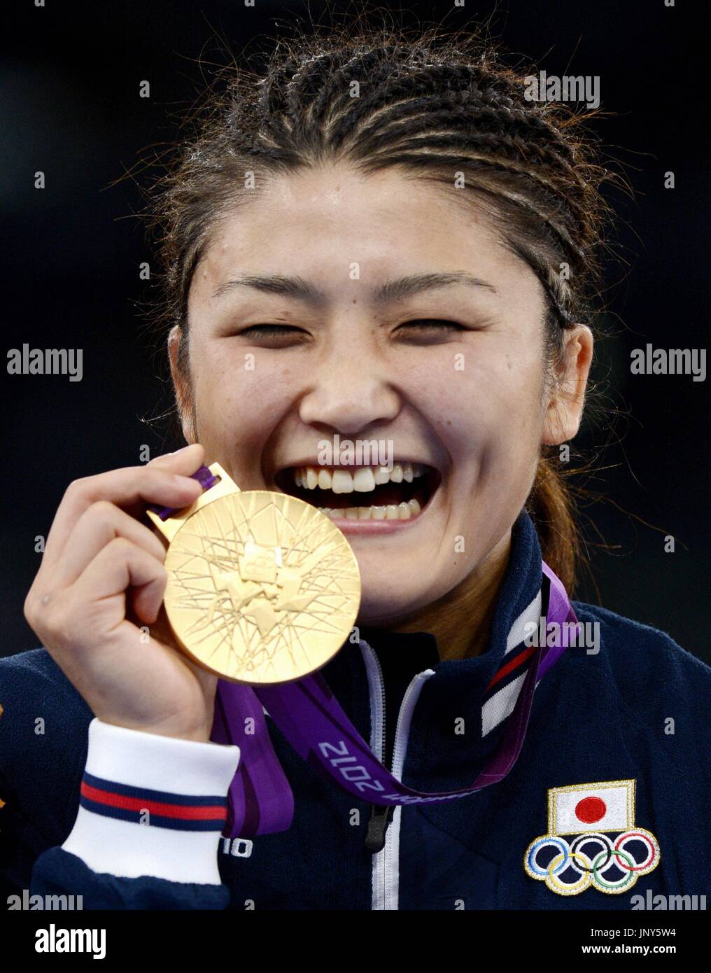 LONDON, Britain - Japan's Kaori Icho smiles with the gold medal she won ...