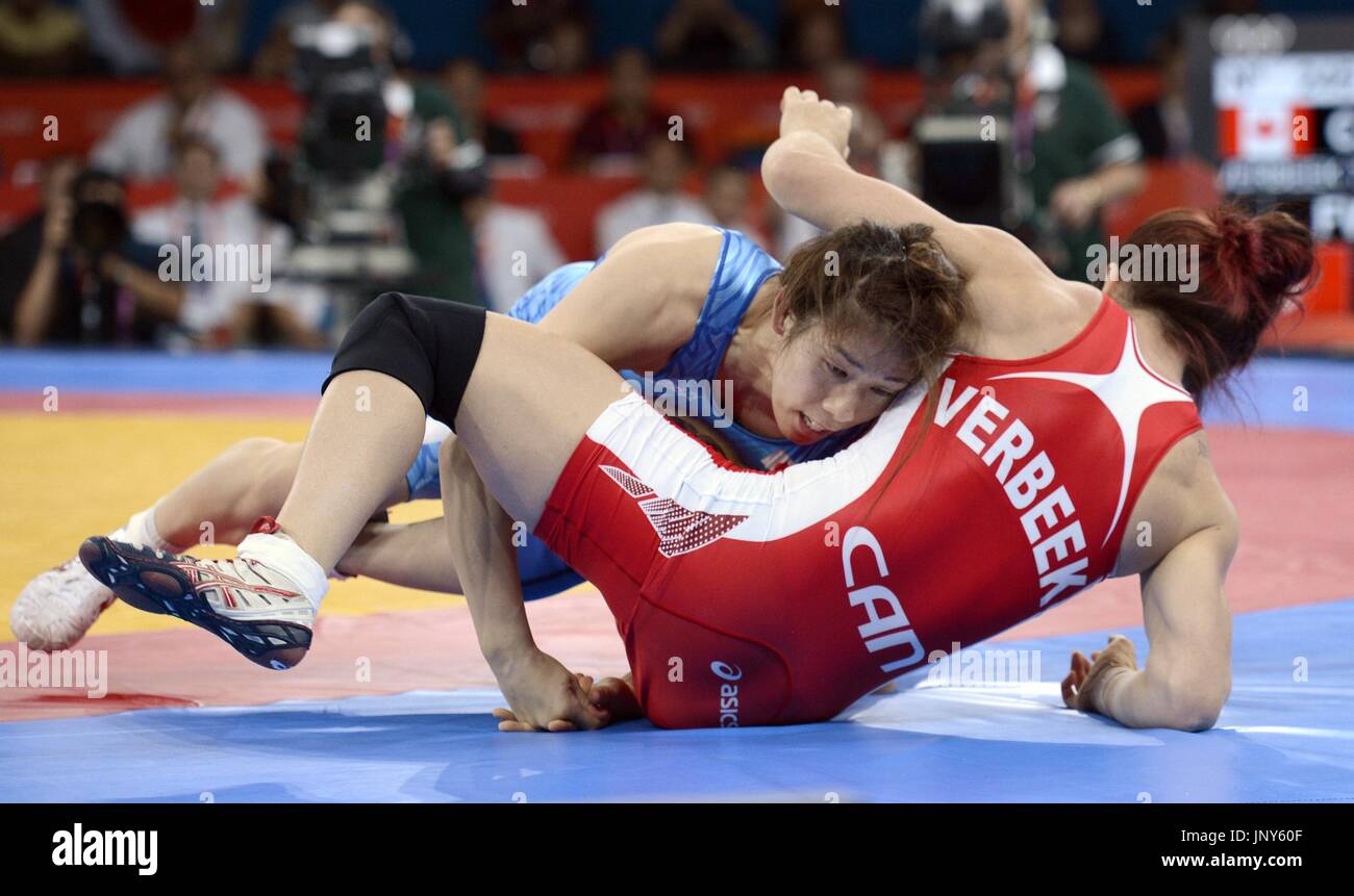 LONDON, Britain - Japan's Saori Yoshida (back) fights Canada's Tonya ...