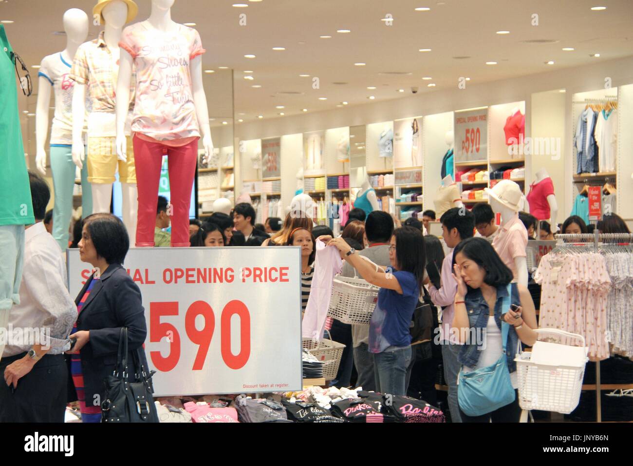 MANILA, Philippines - Japan's Fast Retailing Co. opens its first Uniqlo ...