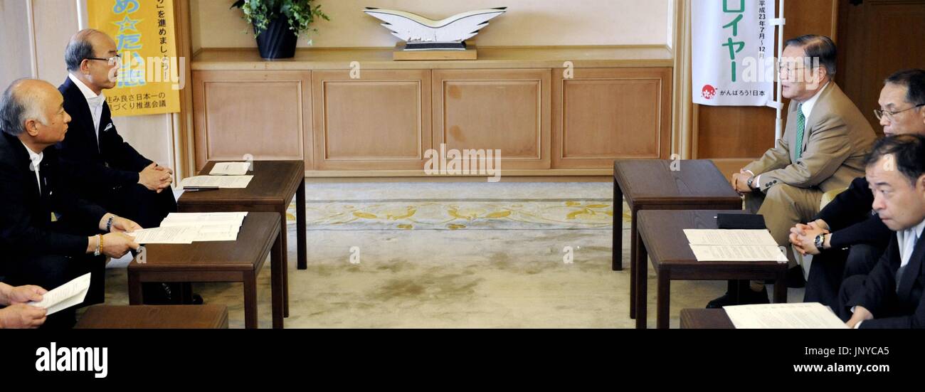 YAMAGUCHI, Japan - Japanese Defense Minister Satoshi Morimoto (R back ...