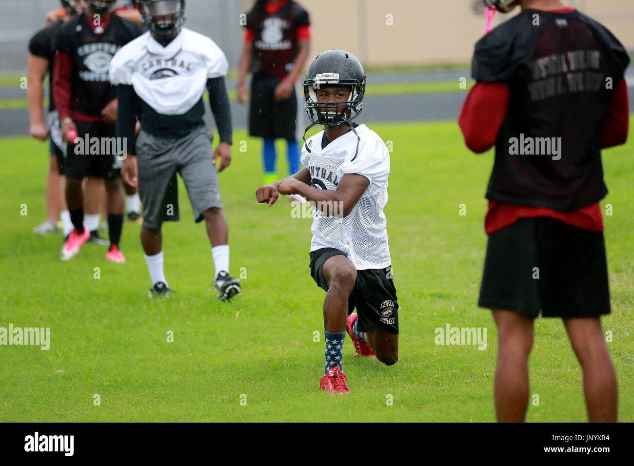 High school football players practice hi-res stock photography and ...