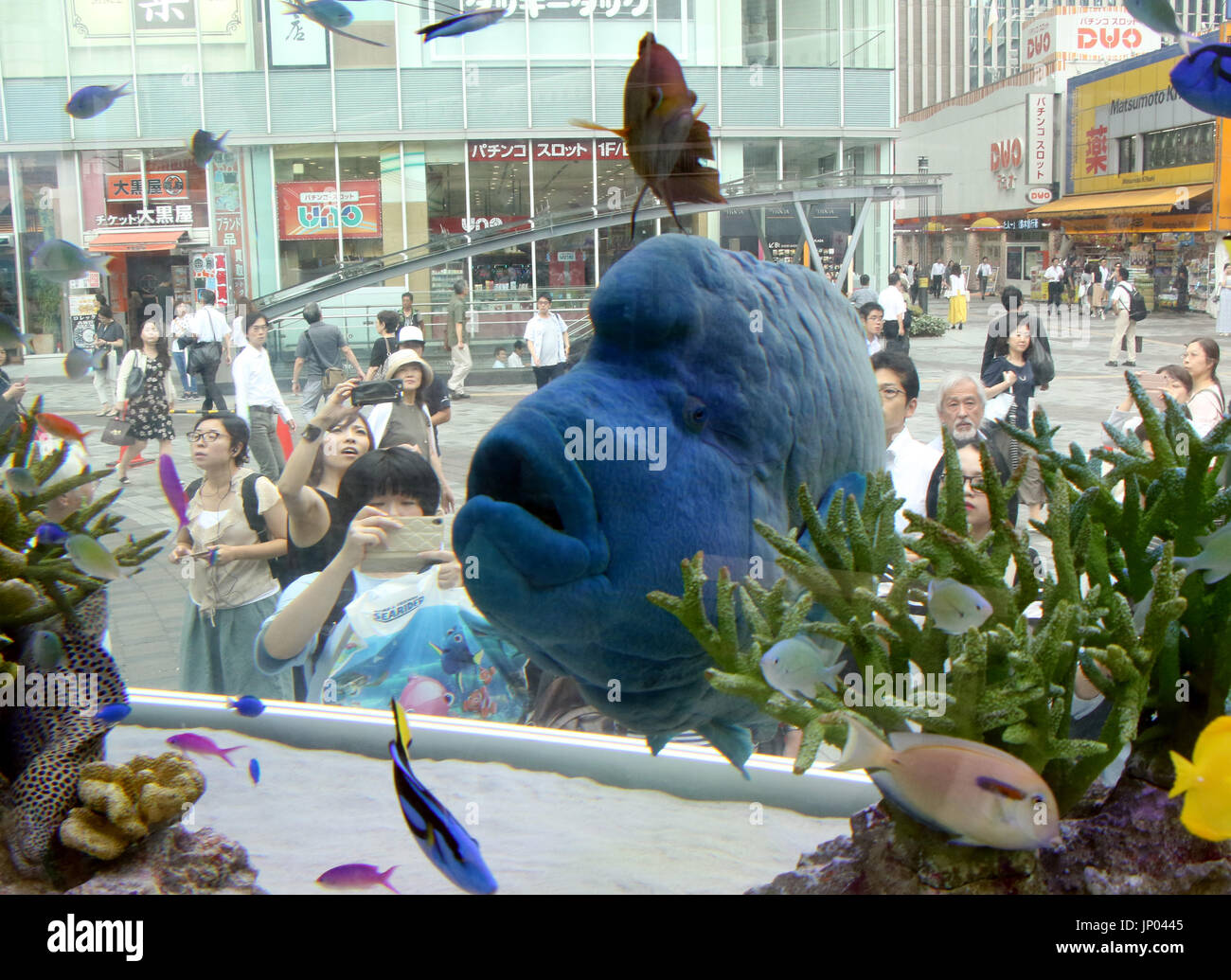 Tokyo, Japan. 1st Aug, 2017. Shoppers in Ginza look at tropical fish ...